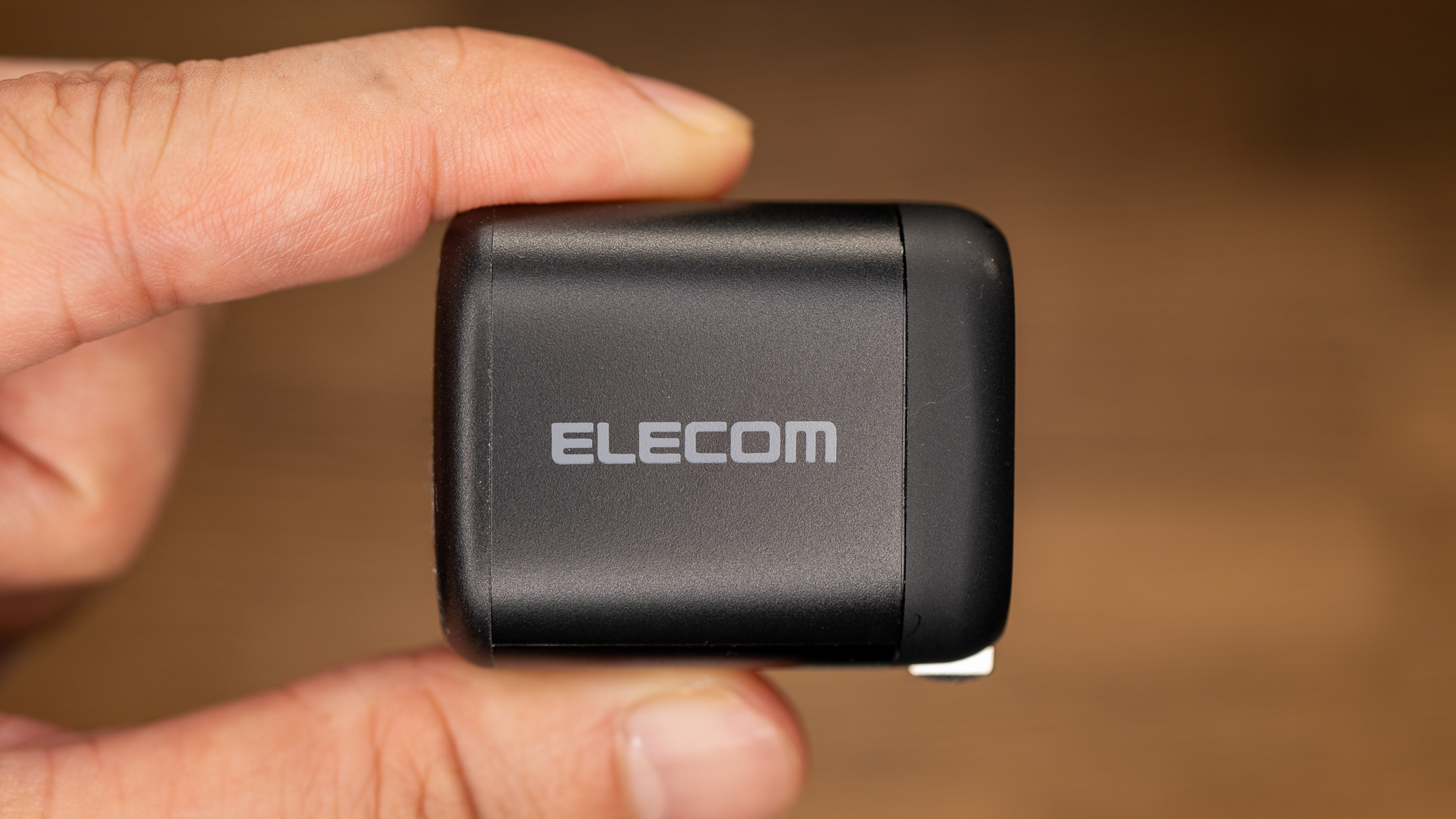 エレコム EC-AC13レビュー：指でつまめて45W。MacBook AirもiPhoneも充電できるプラグ折りたたみ式USB-C充電器 – 旅行好きの大阪人ブログ